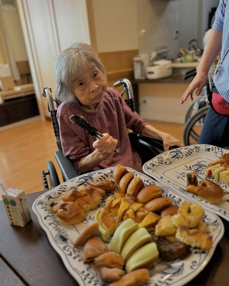» おやつにSIZUYAのパンでパンバイキングをしました🥖🍞社会福祉法人緑寿会は京都市山科区で特別養護老人ホーム・デイサービスセンター・居宅 ...